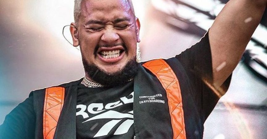 AKA switches sneakers with a fan while performing live on stage and ...